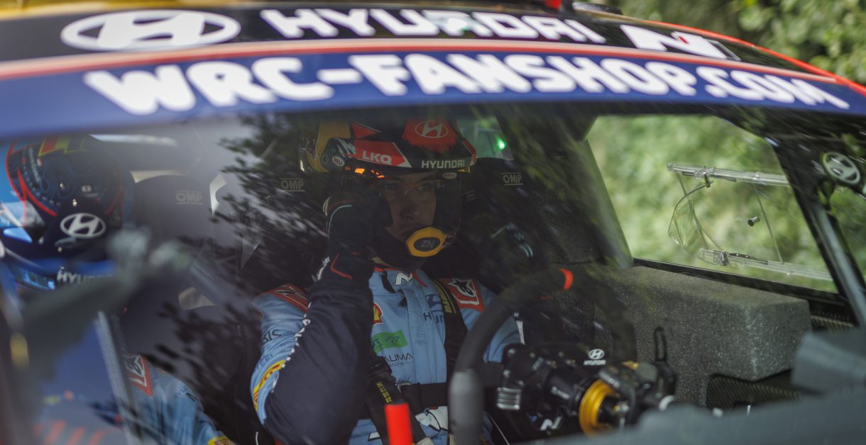 Neuville pushes team-mates to play 'team game' – DirtFish